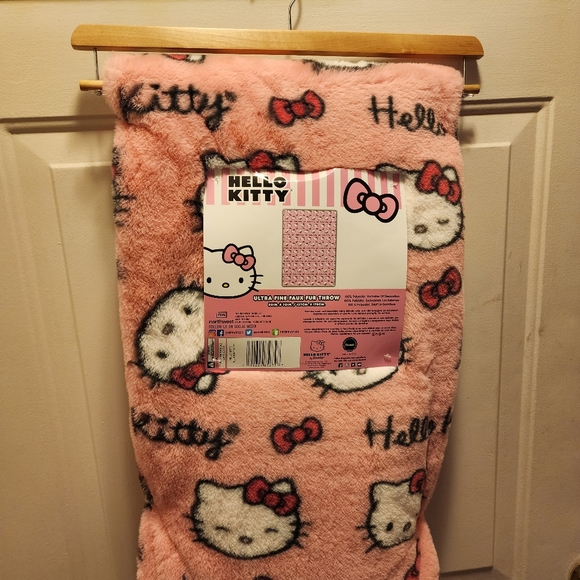 Hello Kitty | Bedding | Hello Kitty Ultra Fine Faux Fur Plush Throw ...